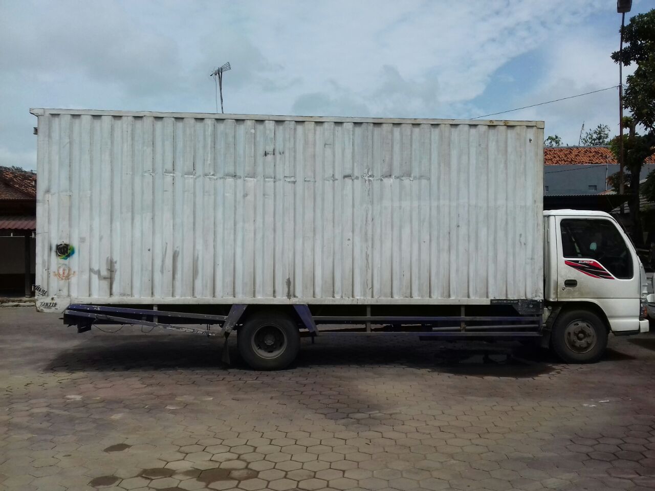 Diminta antar rokok ke Tangerang, sopir truk box bermuatan penuh malah ...