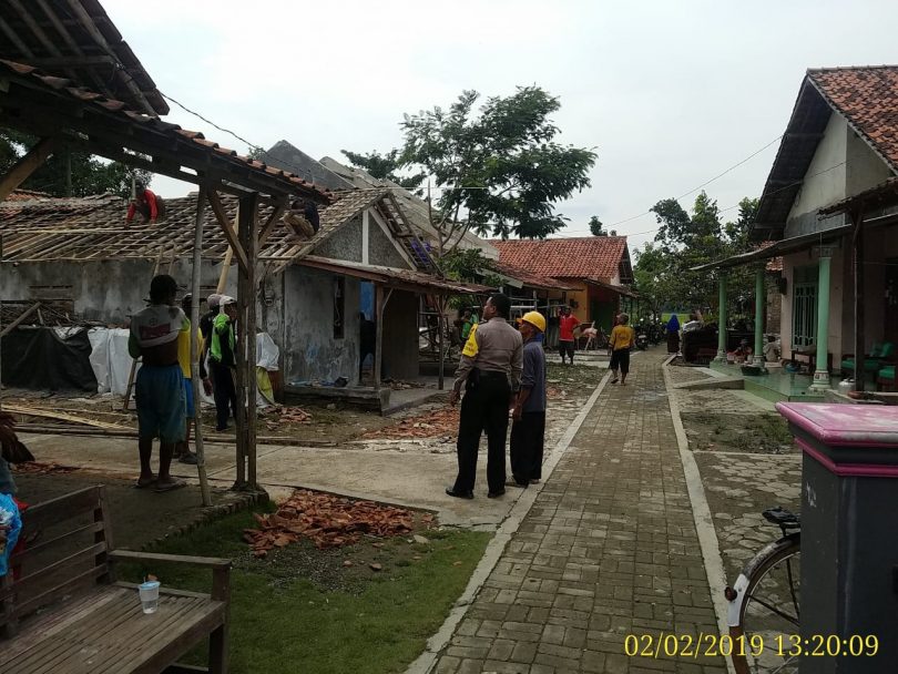 Diterjang hujan dan angin lisus, tiga atap rumah roboh